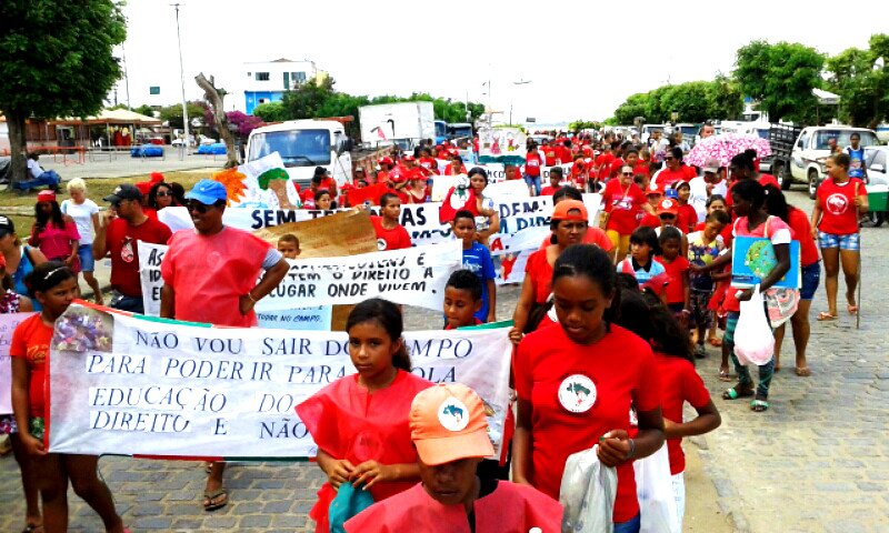 Na Bahia, Sem Terrinha pintam as ruas de vermelho em defesa das escolas ...