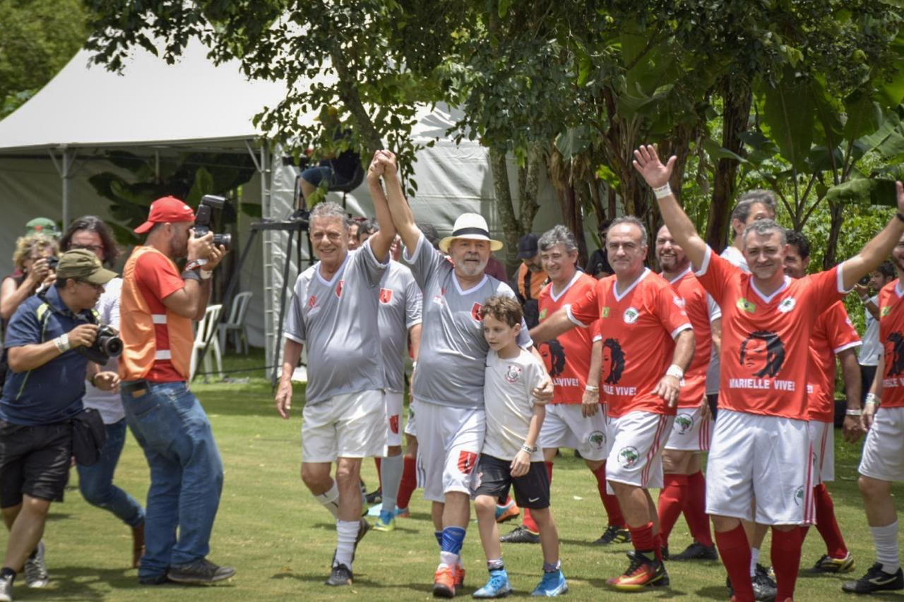 Lula, Chico Buarque e mais de 4 mil pessoas em partida de futebol pela ...