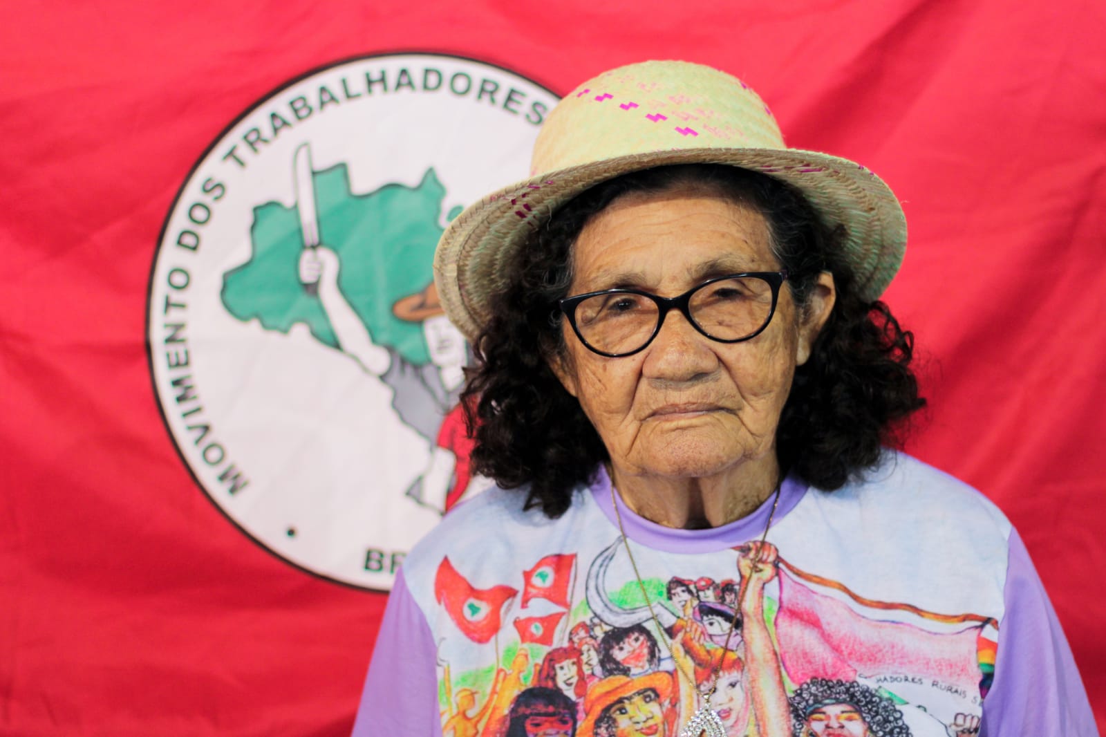 Com enxada nas mãos, Maria não tem medo de fome e nem de bala - MST