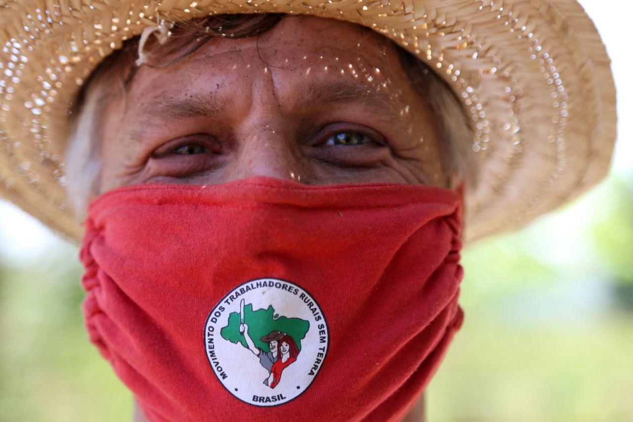 Fotos: a solidariedade que vem da terra e de mãos de voluntários do MST ...