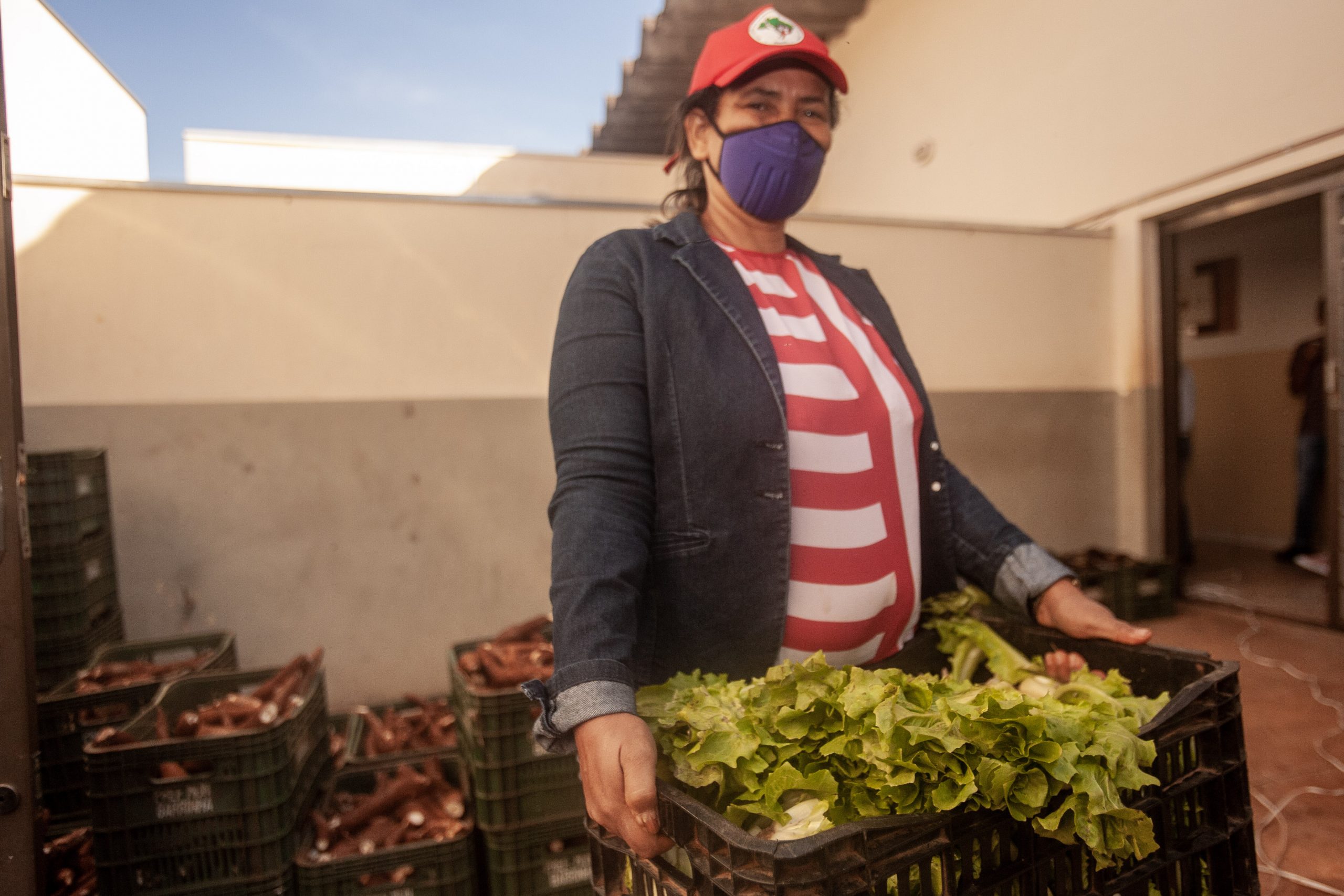 COMATER entrega mais de uma tonelada de alimentos - MST