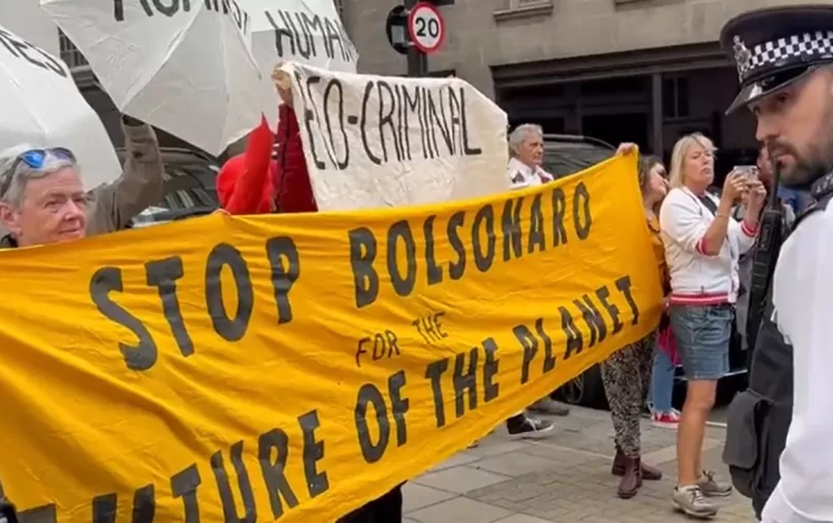 ‘Sem anistia para golpistas.’ Brasileiros no exterior ocupam consulados ...