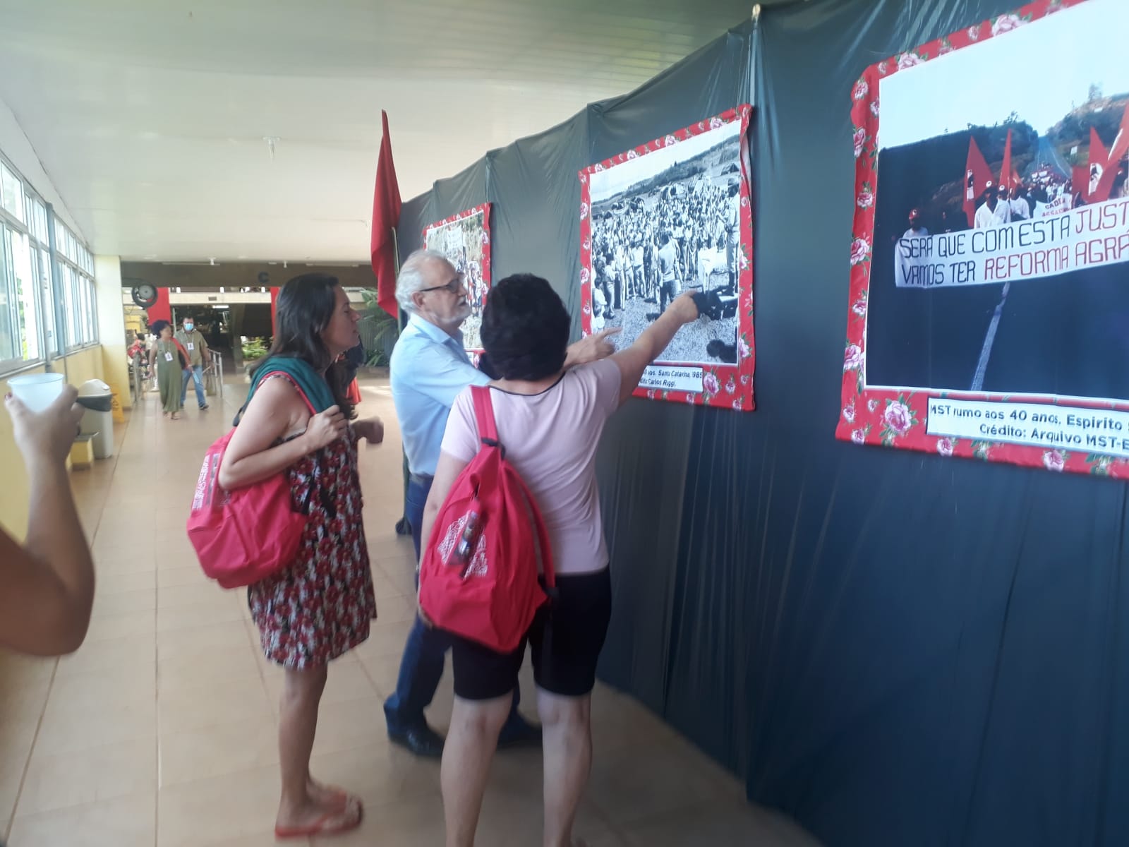 Exposição de imagens históricas do MST "Rumo aos 40 anos" circula o ...